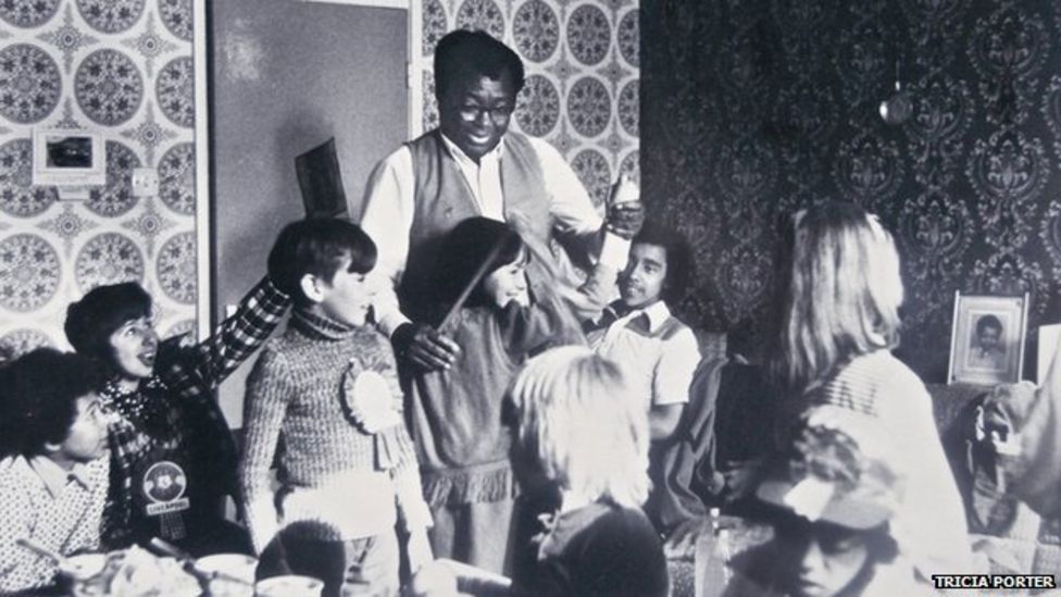 Photographs of life in 1970s Liverpool are exhibited - BBC News