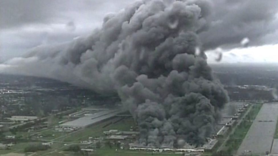 GE warehouse in Kentucky engulfed by massive fire - BBC News