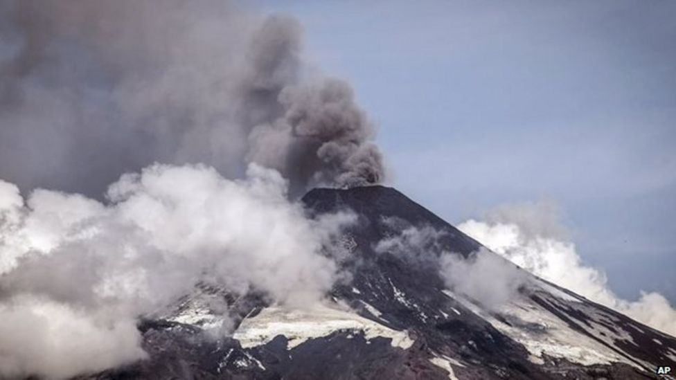 Sirens 'confuse' Chileans living near Villarrica volcano - BBC News