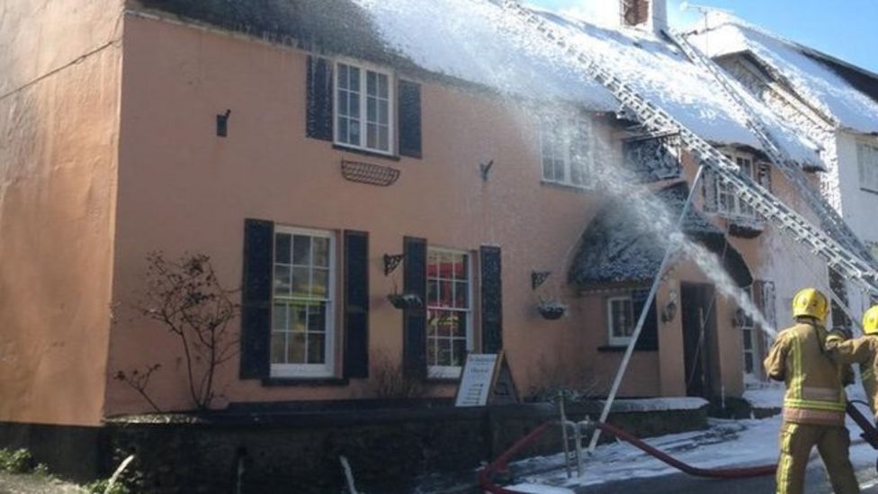Chideock Clockhouse Inn: Fire-hit thatched pub to reopen - BBC News