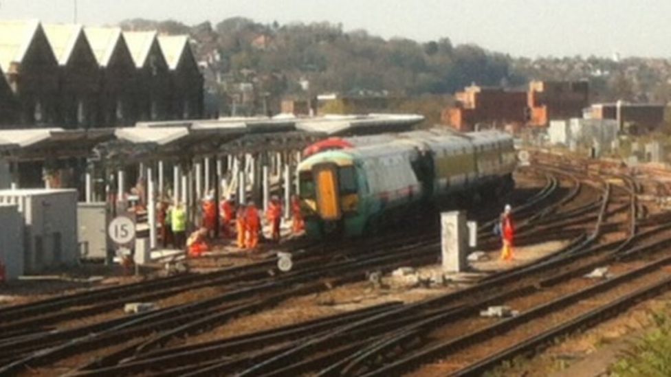Long delays after Brighton train derailment - BBC News