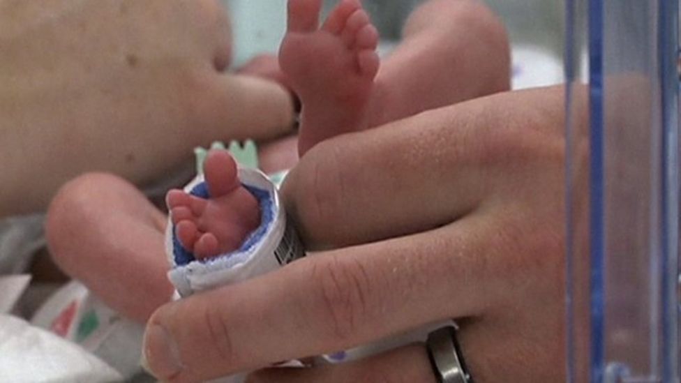 Australian mum reveals quintuplets in photo shoot - BBC News