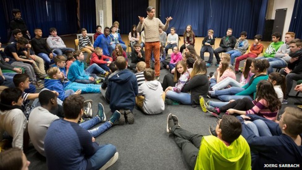 The orchestra fine-tuning the performance of school students - BBC News