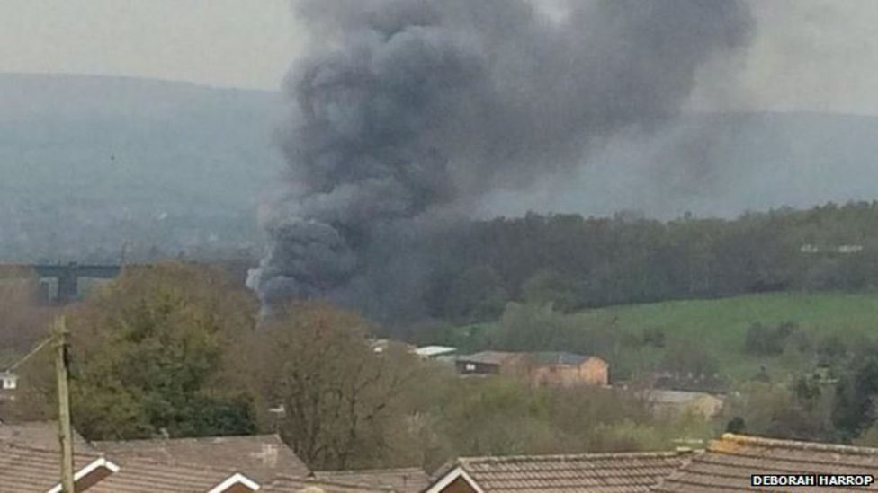 Glossop factory fire: Smoke warning to residents - BBC News