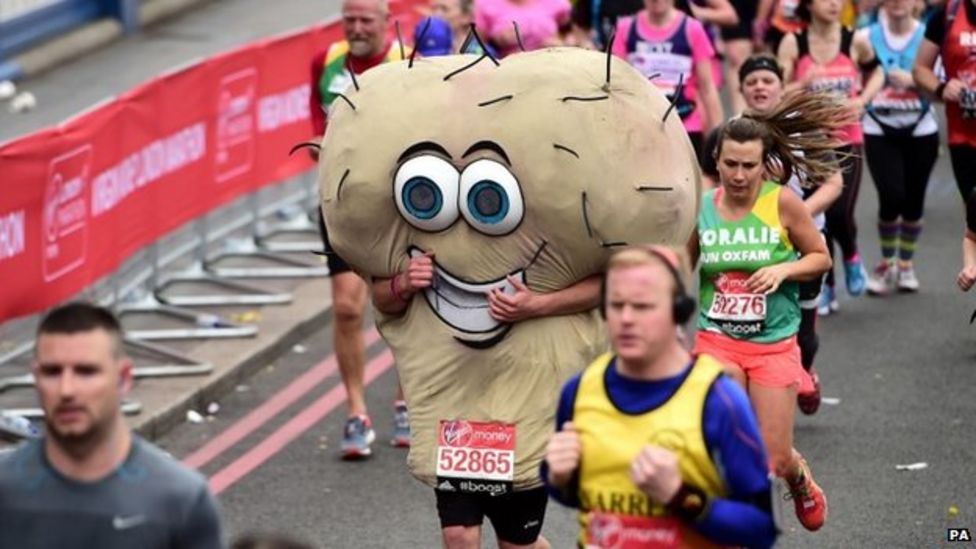In pictures: London Marathon runners - BBC News