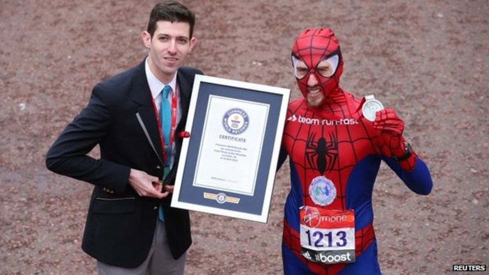 In pictures: London Marathon runners - BBC News