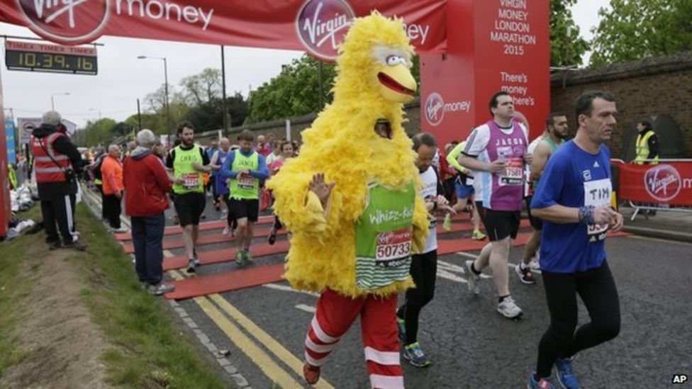 In pictures: London Marathon runners - BBC News