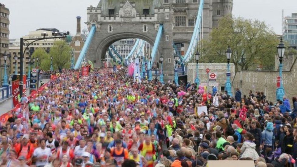 In pictures: London Marathon runners - BBC News