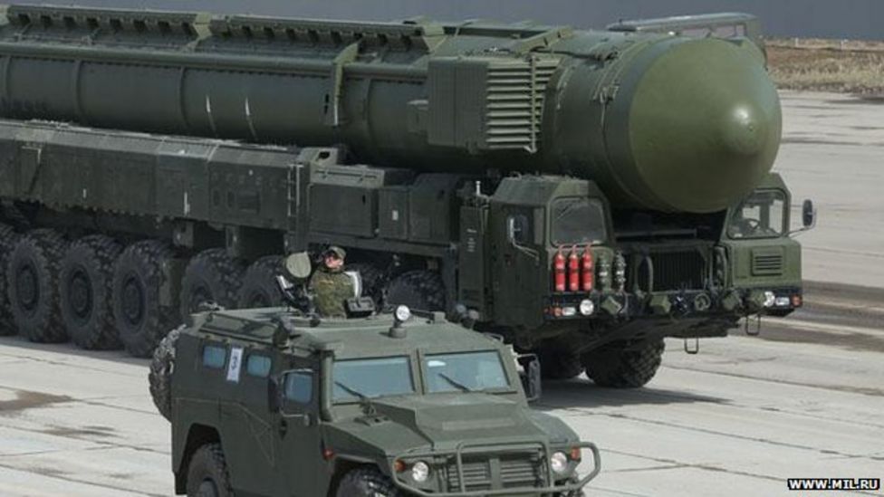 Russia unveils new Armata tank for WW2 victory parade - BBC News