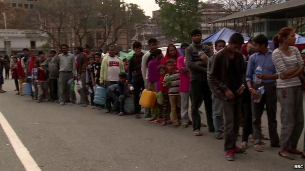Nepal earthquake: Survivors left homeless and hungry - BBC News