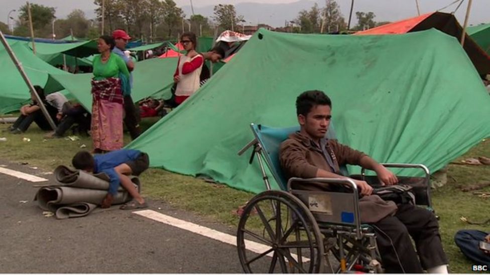 Nepal earthquake: Survivors left homeless and hungry - BBC News