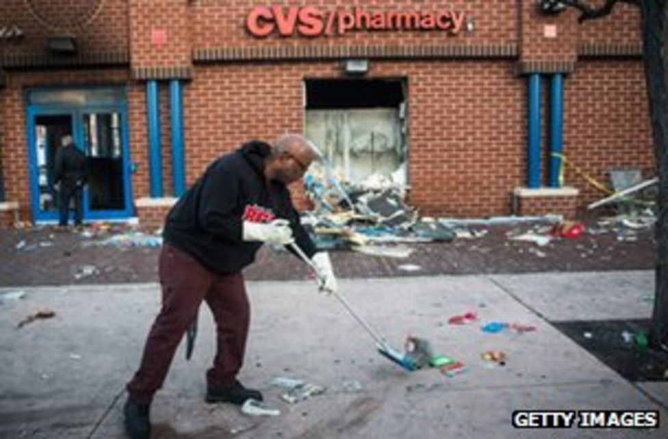 Baltimore riots: Obama condemns 'criminals' - BBC News
