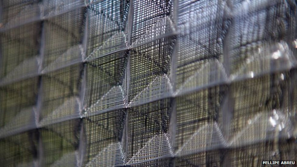 Trapping humidity out of fog in Chile - BBC News