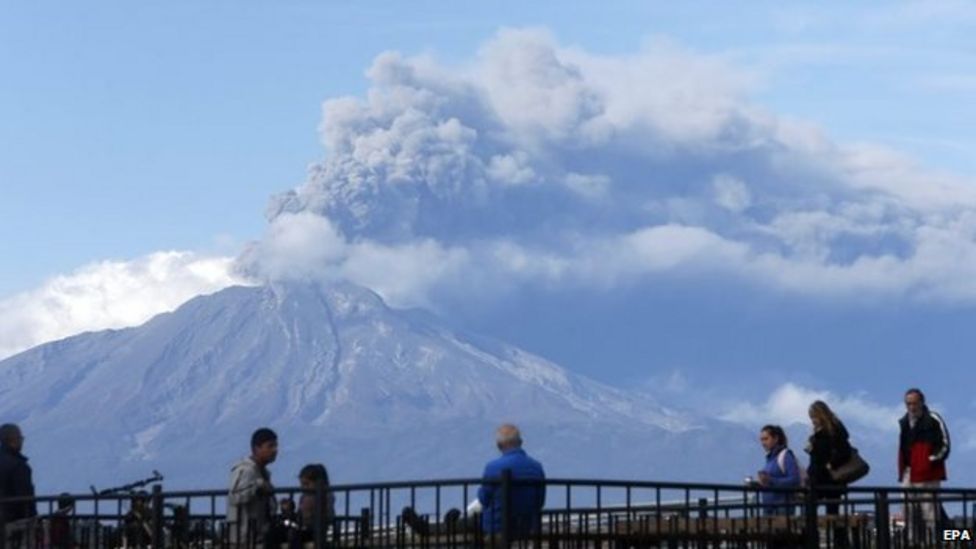 Chile's Calbuco volcano erupts for third time - BBC News