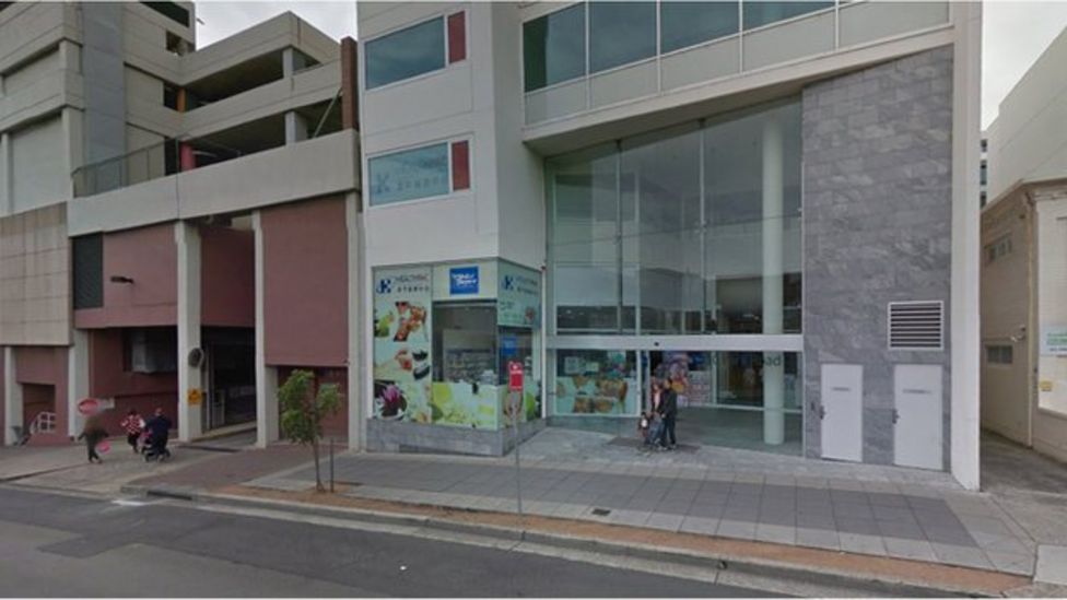 What happens at a slapping workshop? - BBC News