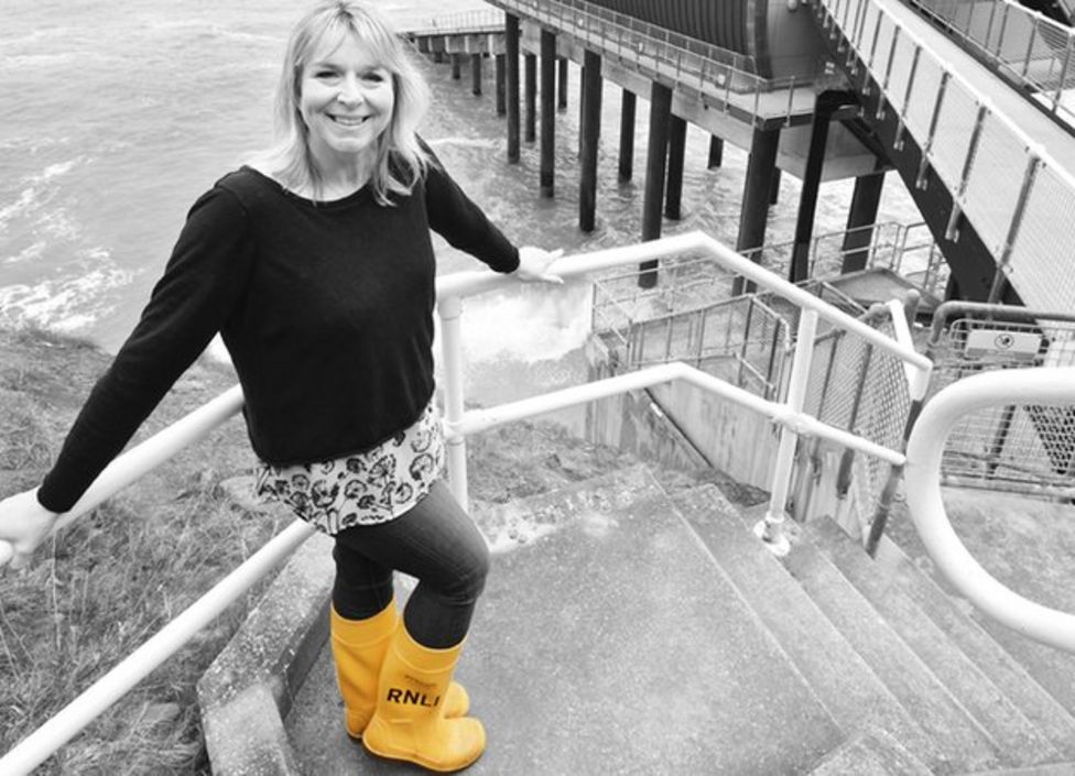 Eight-foot tall wellington boots marks RNLI campaign - BBC News