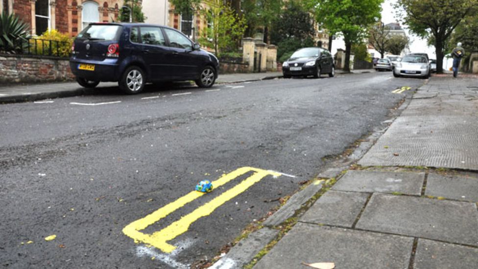 Short yellow lines in Bristol dubbed 'ludicrous' - BBC News