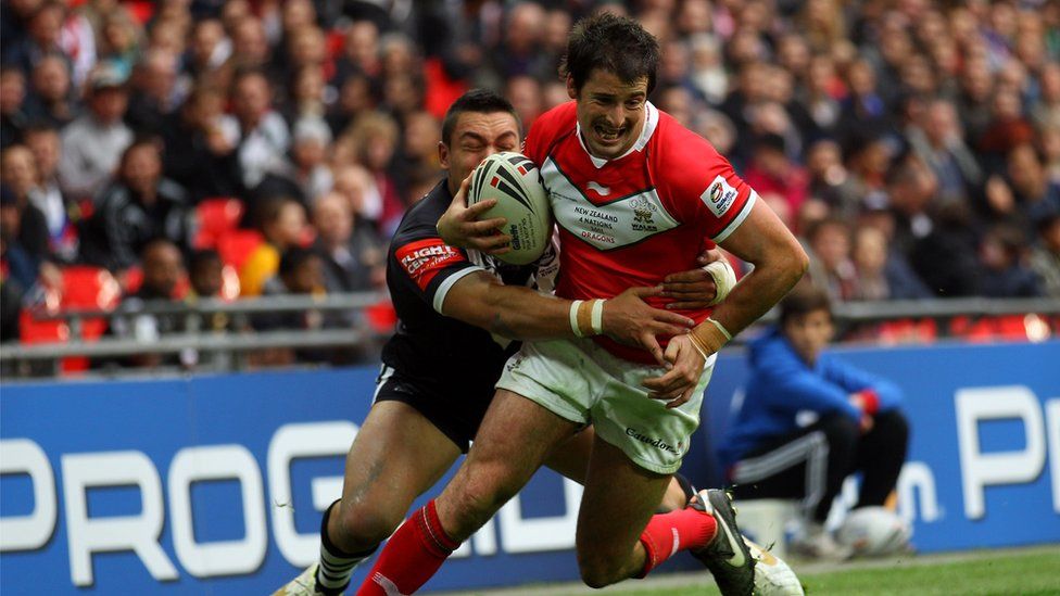 Rugby league players shave beards for Danny Jones - BBC News