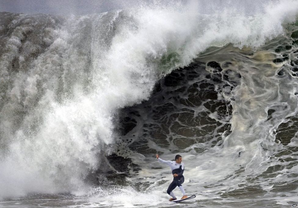 In pictures: Kiwi waves slam California coast - BBC News
