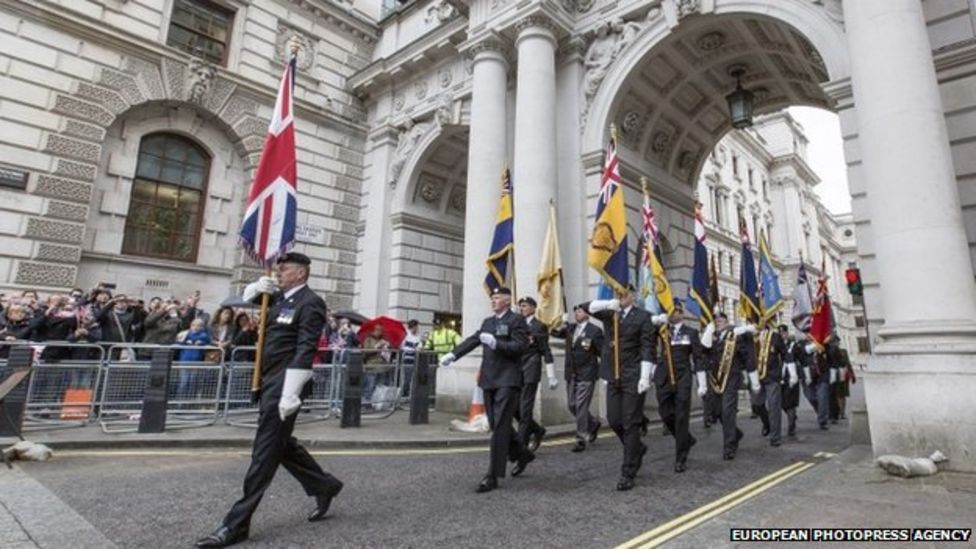 In pictures: VE Day commemorations - BBC News