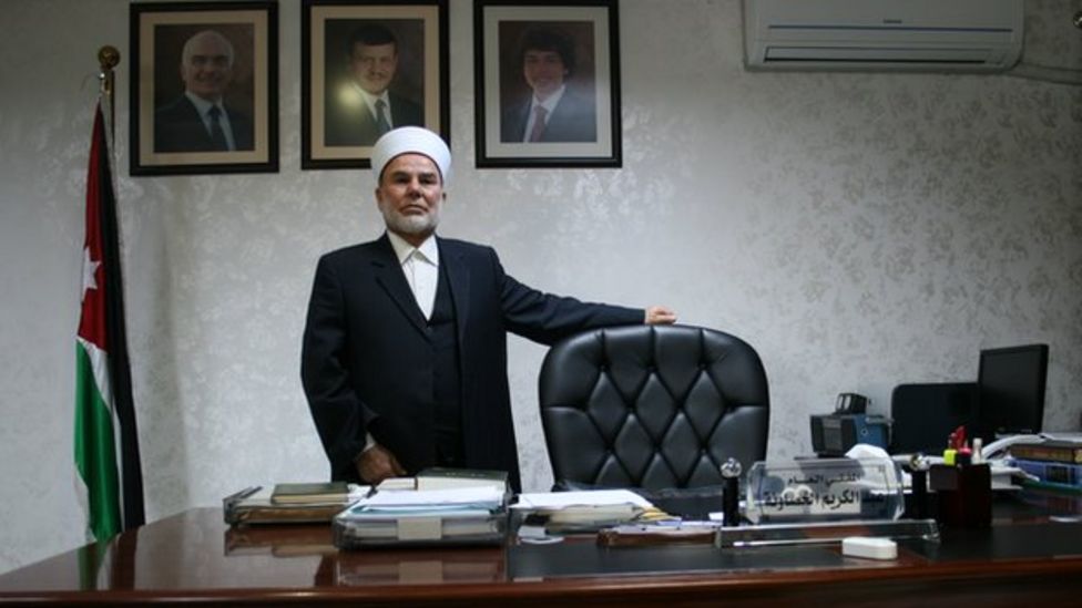 The battle of the e-Muftis - BBC News