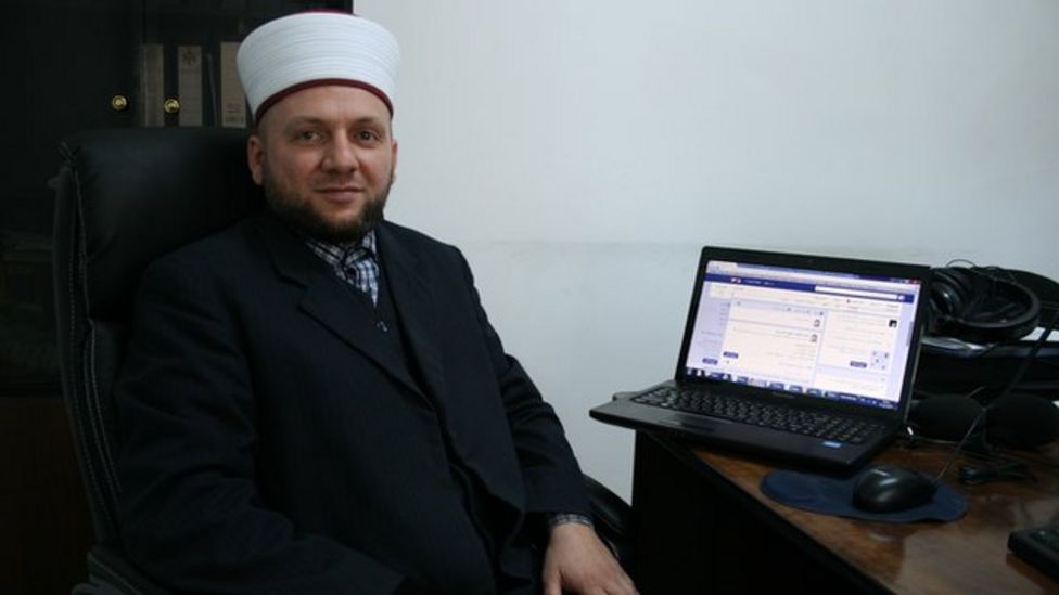 The battle of the e-Muftis - BBC News