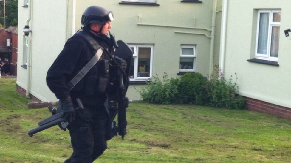 Kingsbridge siege police 'injured with electrical power tools' - BBC News