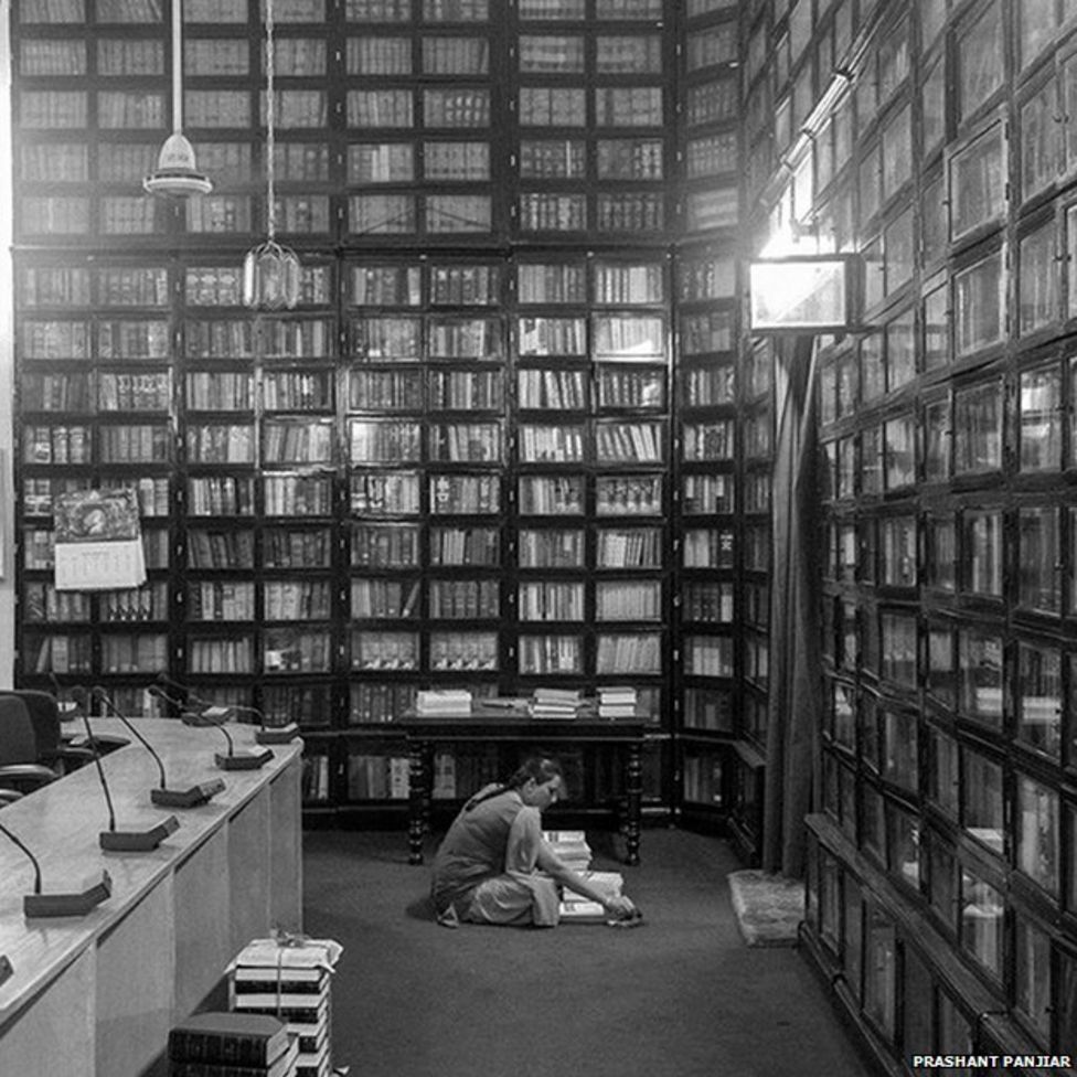 In pictures: Inside an Indian high court - BBC News
