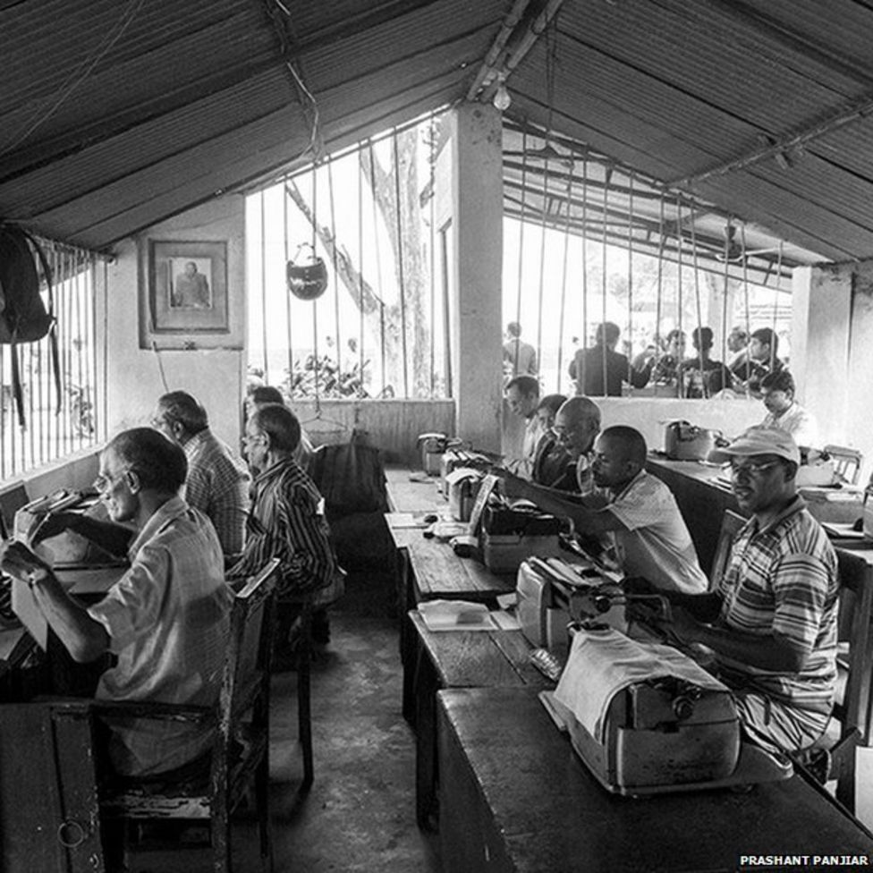 In pictures: Inside an Indian high court - BBC News