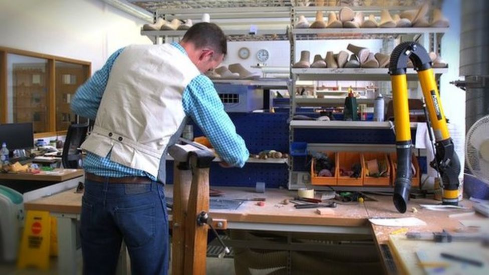 Why Clarks is measuring feet with iPads - BBC News