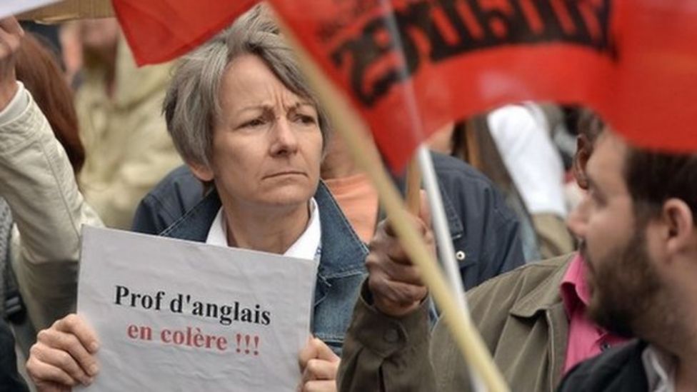 French children return to school amid high security - BBC News