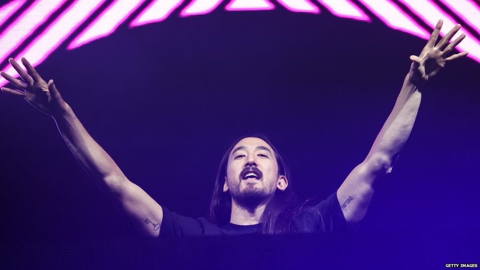 Steve Aoki accused of breaking fan's neck while stage-diving - BBC News