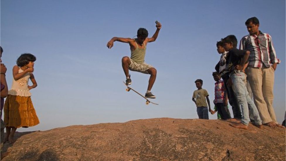 Indian youth leap into skateboarding - BBC News