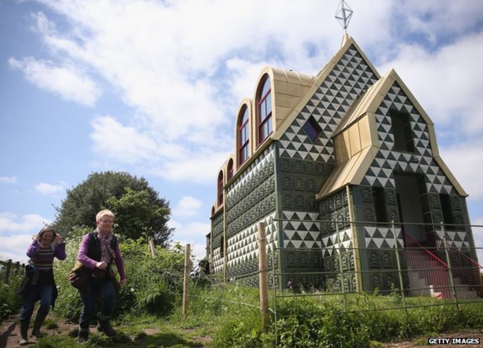 Grayson Perry house: Congestion problems in Wrabness - BBC News