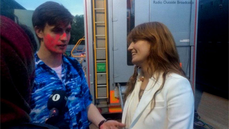 Florence Welch going to brother's house party after Big Weekend - BBC News