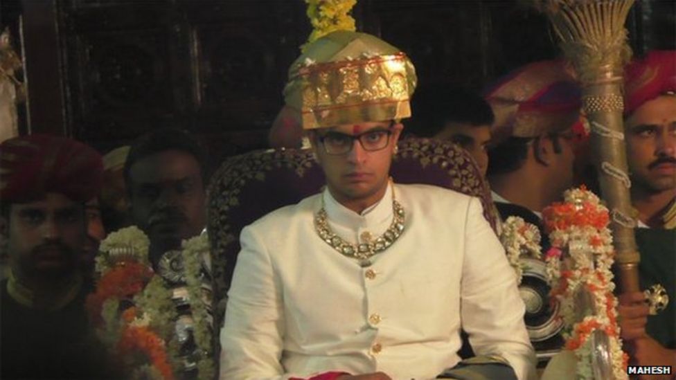 India's Mysore crowns new maharaja Yaduveer Wadiyar - BBC News