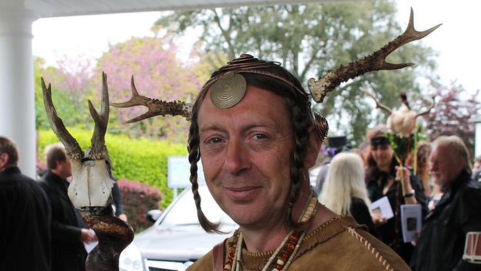 'Eron the wizard': Crowds attend Wiccan funeral - BBC News