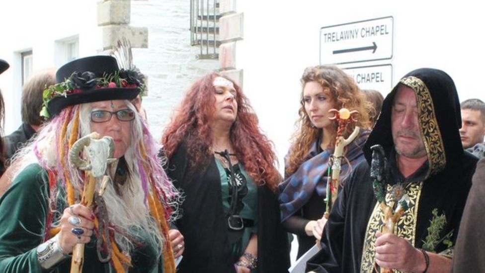 'Eron the wizard': Crowds attend Wiccan funeral - BBC News