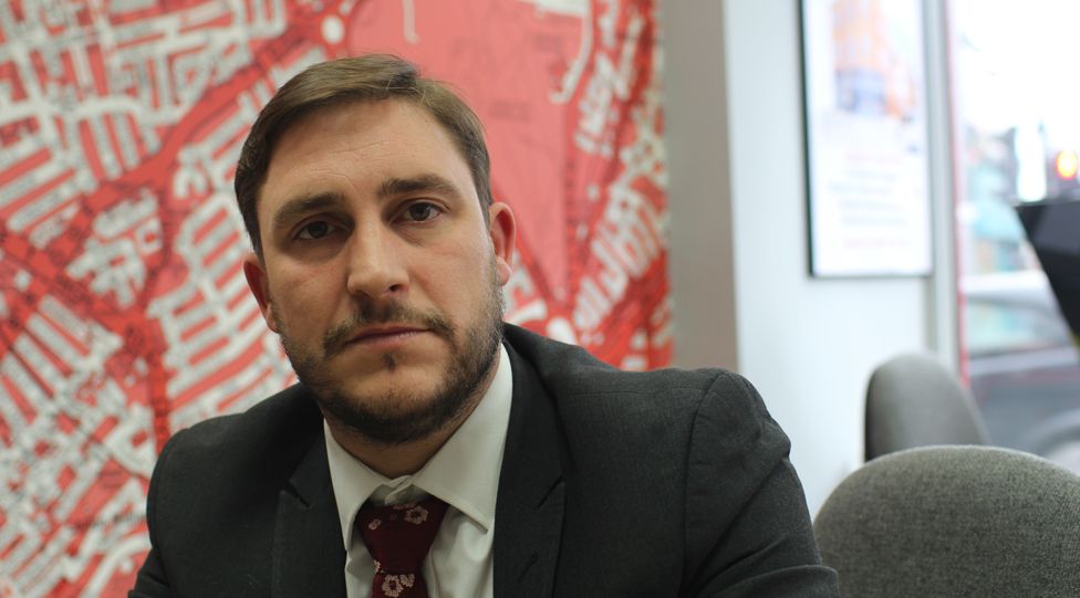 When 100 people lift a bus - BBC News