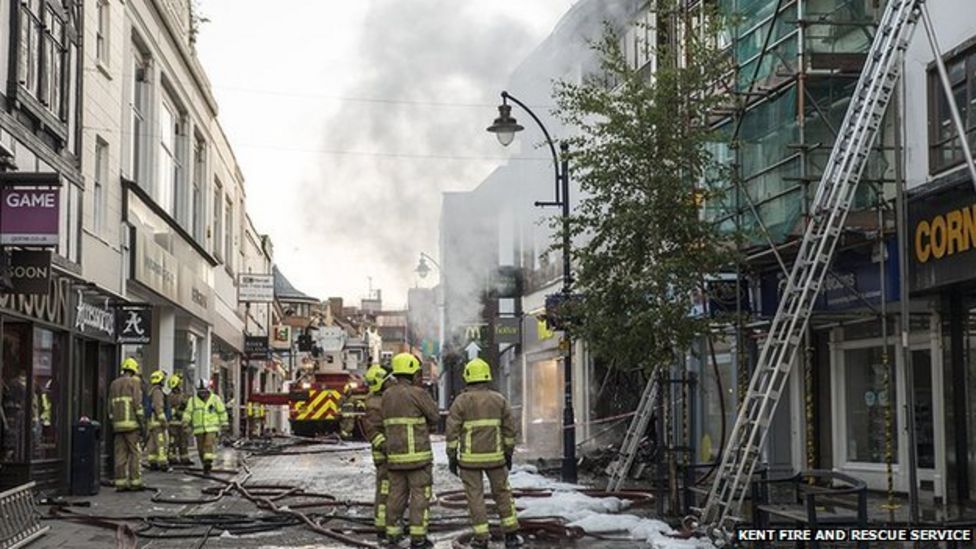 Maidstone shops remain closed after Week Street fire - BBC News