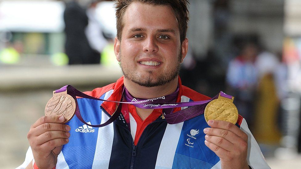 The team behind Paralympic shot-putter Aled Davies - BBC News