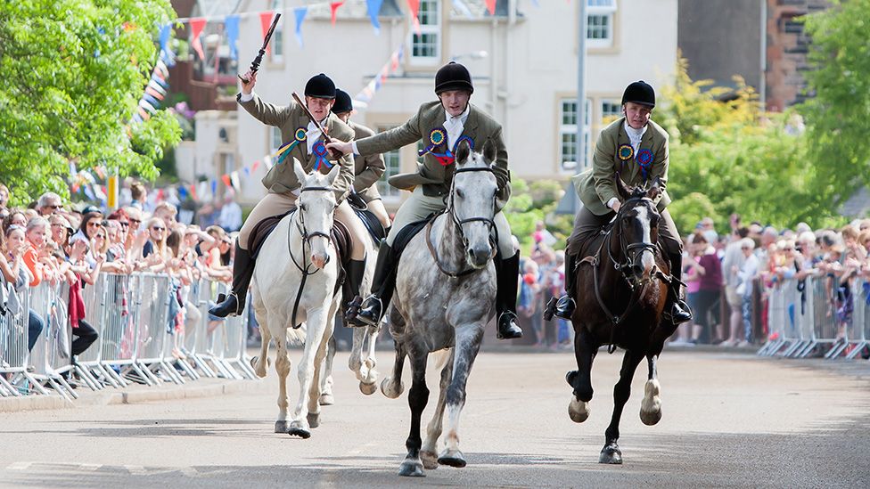 In pictures: Selkirk Common Riding - BBC News