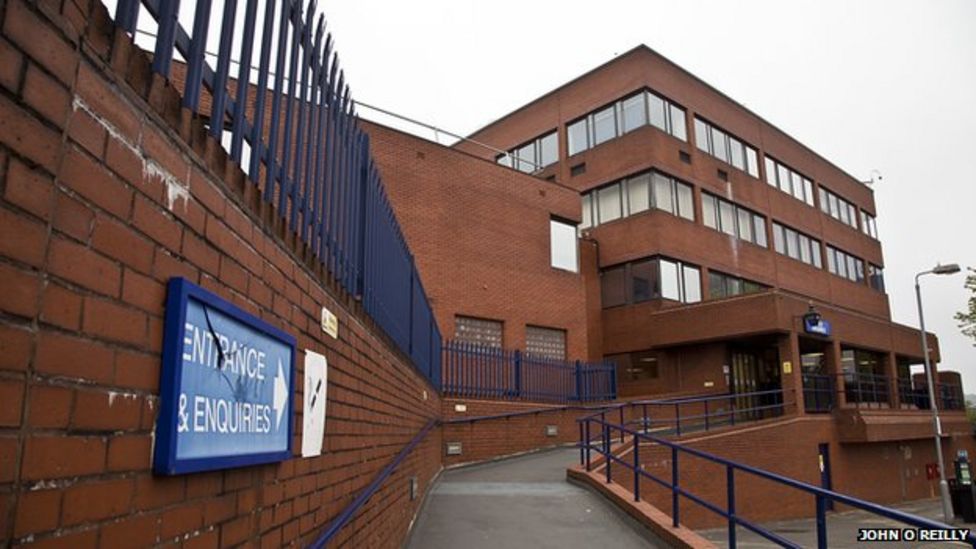 Arrested man dies in police cell in Luton - BBC News
