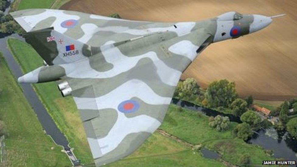 Vulcan bomber makes final appearance at RAF Cosford - BBC News