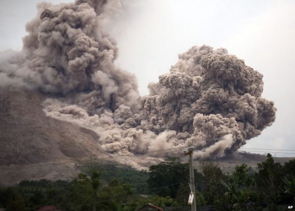 Sinabung eruption: Thousands flee Indonesia volcano - BBC News
