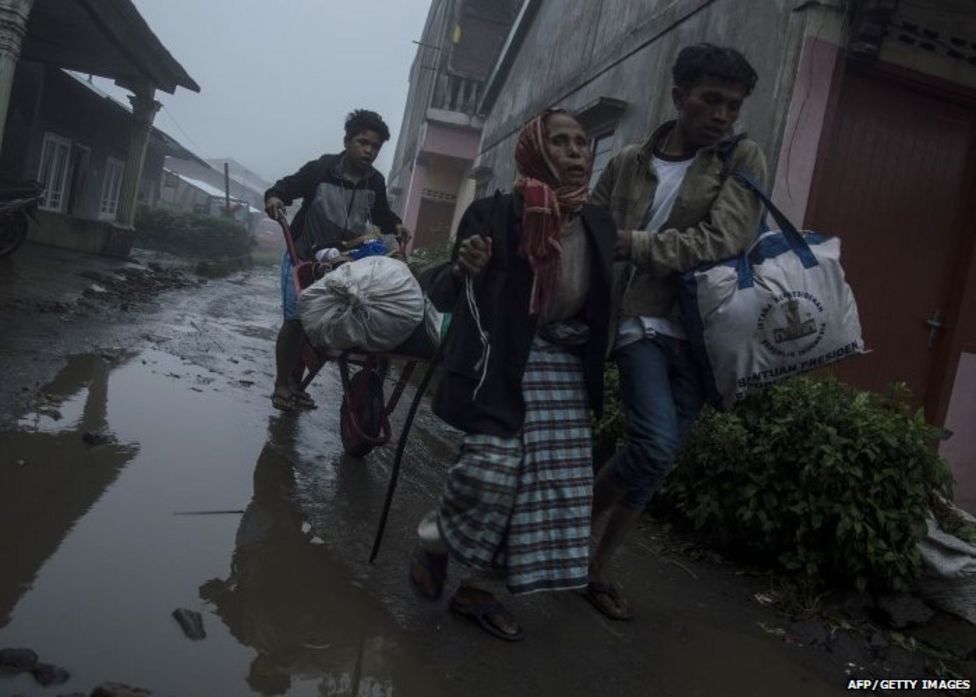 Sinabung eruption: Thousands flee Indonesia volcano - BBC News