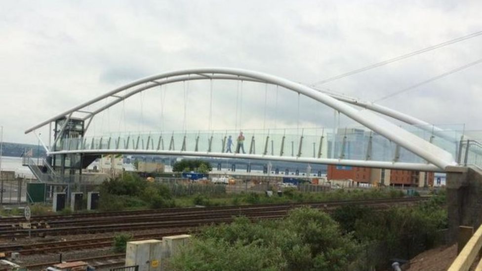 New Seabraes railway bridge opens to public in Dundee - BBC News