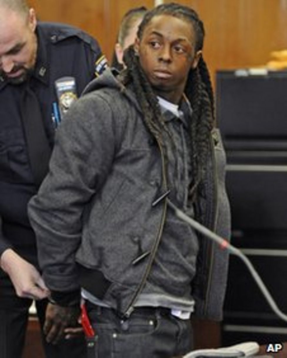 Rapper Lil Wayne is released from prison in New York - BBC News