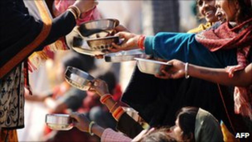 'Sharp drop' in India poverty due to welfare programmes - BBC News