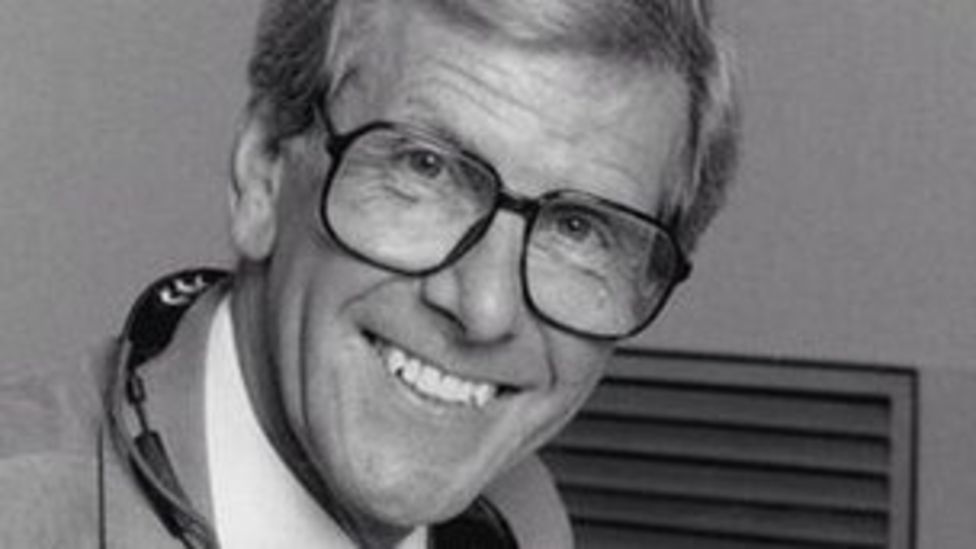 Bob Holness, former Blockbusters host, dies aged 83 - BBC News